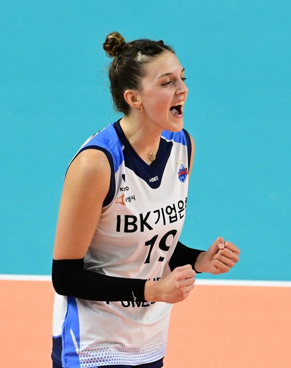 '빅토리아 33점' IBK기업은행, 아란마레 3-1 제압…대회 첫 승 신고 : 네이트 스포츠