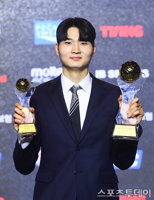 [ST포토] SK 안영준, FA 앞두고 MVP 수상 : 네이트 스포츠