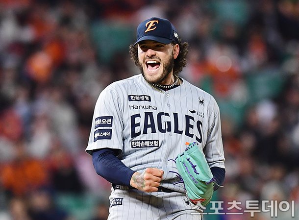 한화 폰세, 8이닝 18K로 KBO 1경기 최다 탈삼진 기록 타이 : 네이트 스포츠