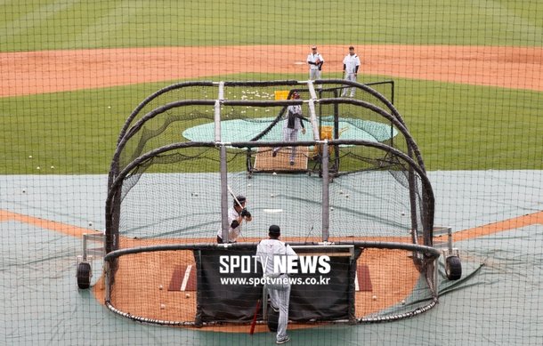 [SPO 현장] 비 내리는 잠실…국내외 KBO 개막전 취재 열기 식히나 : 네이트 스포츠