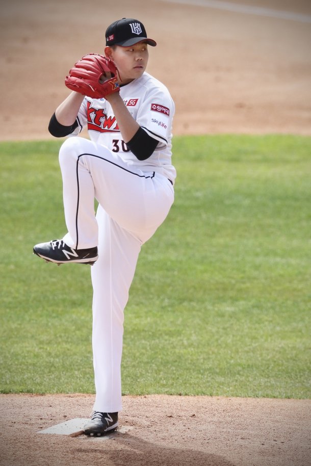 [SPO 현장] 소형준, KBO 역대 3번째 고졸 데뷔전 이후 연속 출장 선발 승리 : 네이트 스포츠