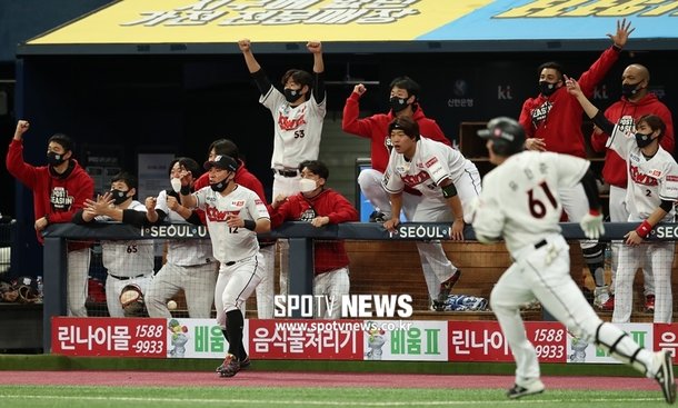 [PO1 게임노트] '신들린 대주자-대타' 두산 3-2 승리 포효…KS행 80% 확률 : 네이트 스포츠