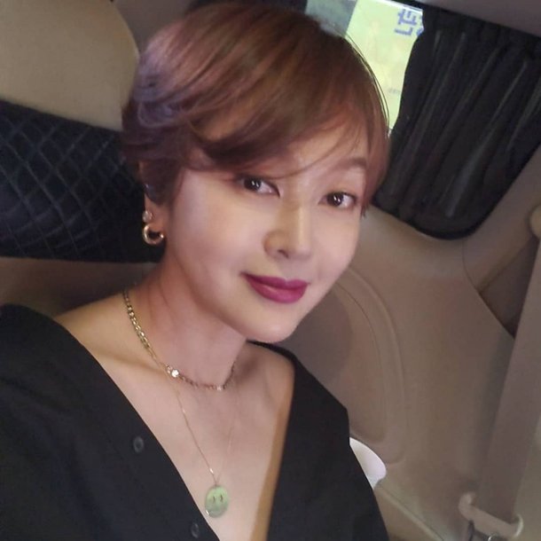 '54세' 이승연, 9kg 감량후 쇄골 노출도 거뜬…리즈시절 그대로 : 네이트 연예