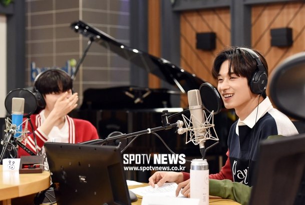 [포토]더보이즈 주연 '뉴와 함께 EBS 경청 DJ 됐어요' : 네이트 연예