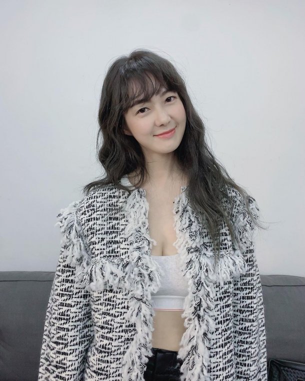 '42세' 이요원, 애셋맘의 과감한 노출 패션…'170cm·48kg'의 청순섹시 : 네이트 연예