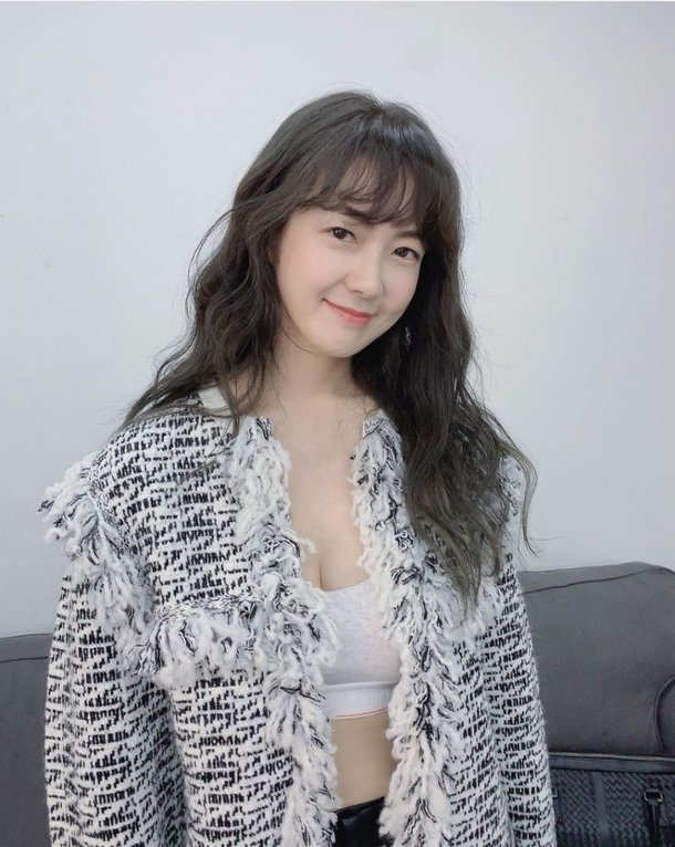 '42세' 이요원, 애셋맘의 과감한 노출 패션…'170cm·48kg'의 청순섹시 : 네이트 연예