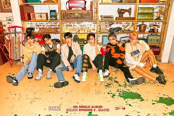 '정주행 시동' DKZ, 완전체 케미 담은 단체 콘셉트 포토 공개…시크·하이틴 매력 : 네이트 연예