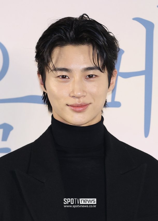 [포토S] 변우석, 부드러운 눈빛에 '심쿵' : 네이트 뉴스