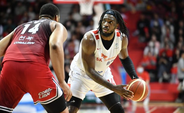 [현장 REVIEW] '몰빵' 농구 통했다…'워니·김선형 45점 합작' SK, KGC 꺾고 1차전 기선제압 : 네이트 스포츠