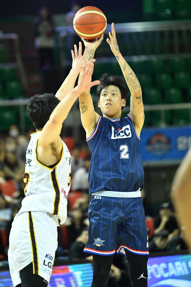 [현장 REVIEW] '허웅·존슨 46점' KCC, LG에 힘겹게 승리…4강서 KT와 격돌 : 네이트 스포츠
