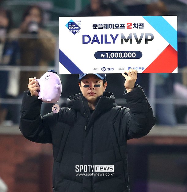 [포토S] 박건우, 준PO 2차전 MVP! : 네이트 스포츠