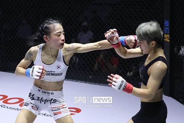 [오피셜] 전 로드FC 챔피언 심유리, 타이틀 반납 후 日 라이진 이적…3월 레나와 맞대결 : 네이트 스포츠