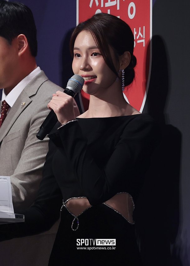 [포토S] SPOTV 장민지 아나운서, 과감한 허리 트임 드레스 : 네이트 스포츠