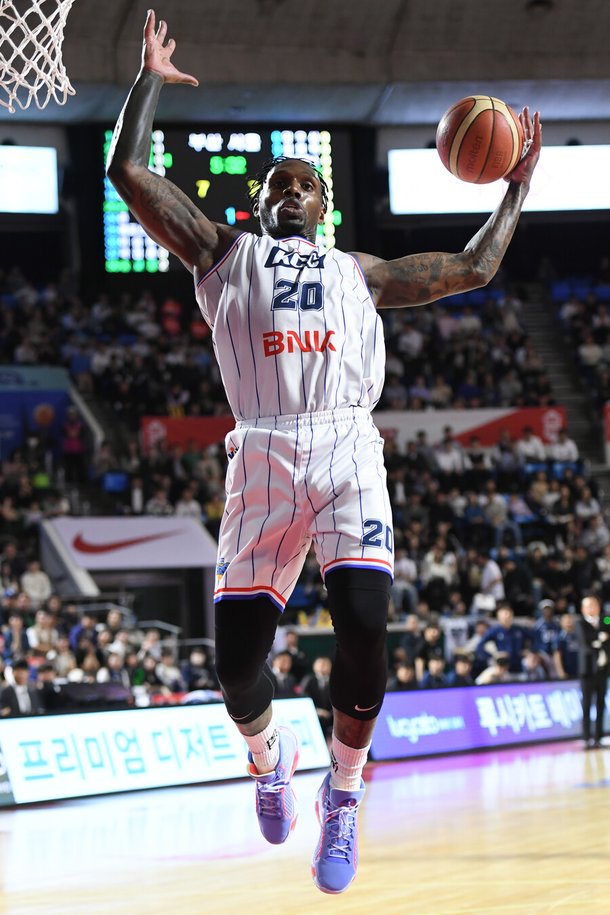 '슈퍼팀의 재능' KCC, '워니만 바라본' SK 제압…'92.3% 확률 잡았다' : 네이트 스포츠