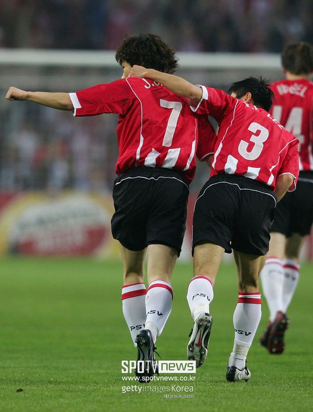 '박지성이 대단한 거였네!' KIM '충격 부진'에 'UCL 4강 2골' 박지성 재조명…큰 경기에 강했다 : 네이트 스포츠