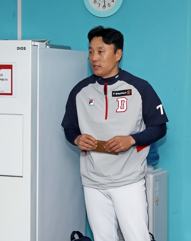 "생각도 못 했는데 고맙다" "좋은 결과 내겠다"…'스승' 이승엽·이범호 감독 함께 웃었다 : 네이트 스포츠
