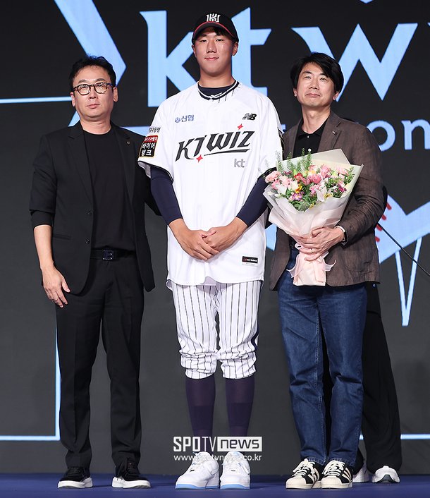 [포토S] KT의 선택은 193cm 장신의 서울고 김동현 투수 : 네이트 스포츠