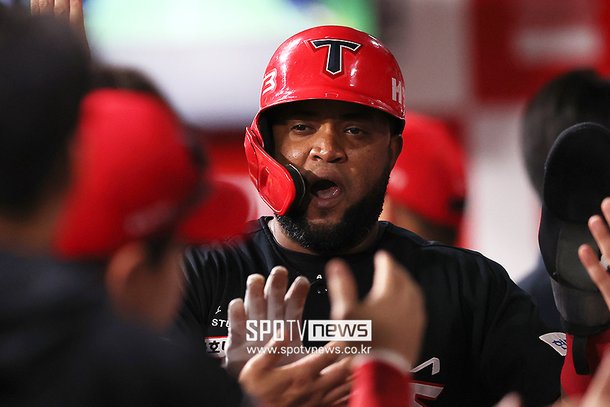 [공식발표] 디펜딩챔피언 KIA 'MLB 88홈런' 거포 잡았다…4년 만에 굿바이 소크라테스 : 네이트 스포츠