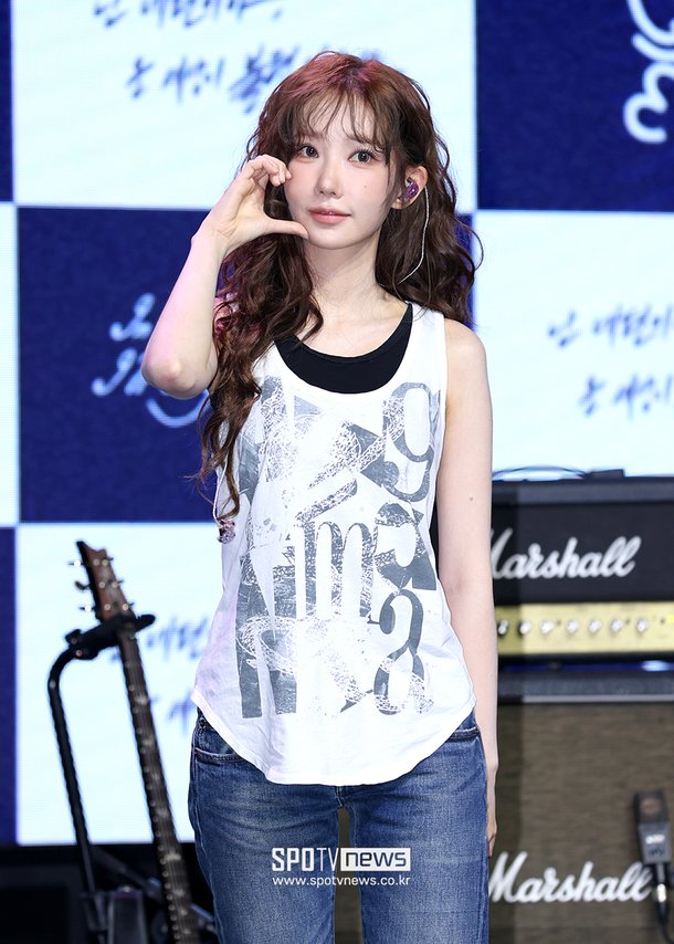 [포토S] QWER 마젠타, 사랑스러운 볼하트! : 네이트 연예