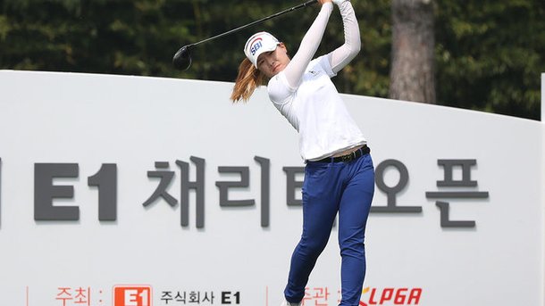 E1 여자골프 2R '20살 신인' 이소미, 이틀 연속 선두 : 네이트 스포츠