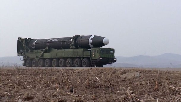 군 "북, ICBM 정상발사 타임라인 조정 중…고체 연내시험 가능성" : 네이트 뉴스