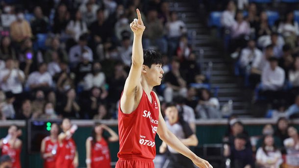 프로농구 SK, KCC 꺾고 6강 PO 1차전 승리…94％ 확률 잡았다 : 네이트 스포츠