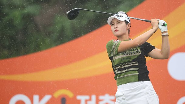 박현경, 시즌 4승 향해 시동…KLPGA OK저축은행 1R 공동 7위 : 네이트 스포츠
