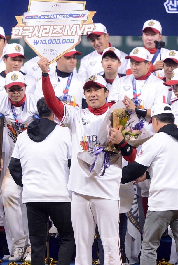 [SW포토]MVP 차지한 SSG 김강민 : 네이트 스포츠