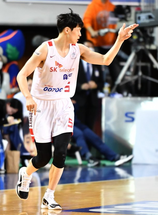 '플래시 썬' SK 김선형, KGC 변준형 제치고 5R MVP 쾌거 : 네이트 스포츠