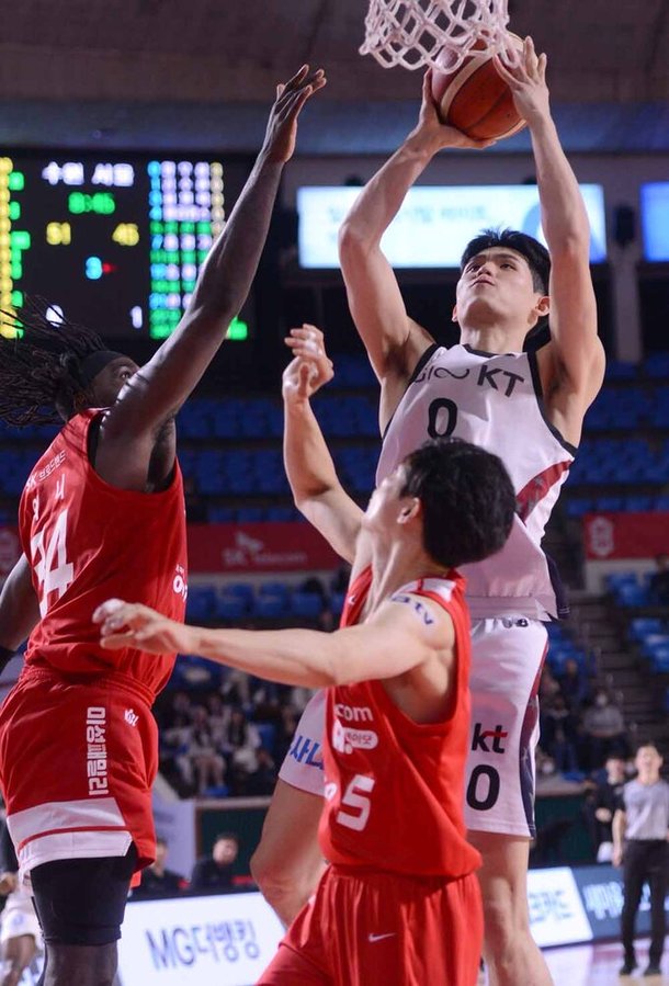 [SW포토]골밑슛하는 kt 하윤기 : 네이트 스포츠