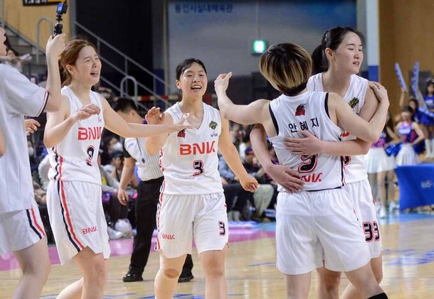 [SW포토]BNK썸,'삼성생명 꺽고 챔피언 결정전 진출' : 네이트 스포츠