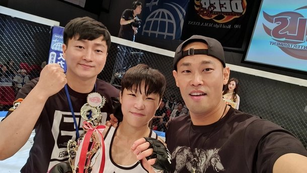 로드FC '몬스터 울프' 박정은, 일본 DEEP JEWELS 41 원정 한일전 1R TKO승 : 네이트 스포츠