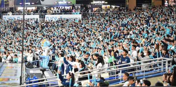 [PO3] '달아오른 창원' PO 3차전 매진…NC파크 PS 첫 만원관중 : 네이트 스포츠