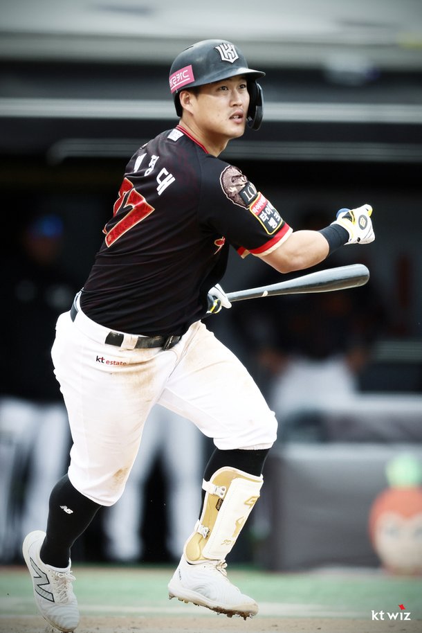 [PO3] KT의 PO 첫 리드, 배정대가 안겼다…태너 상대 선제 투런포 : 네이트 스포츠