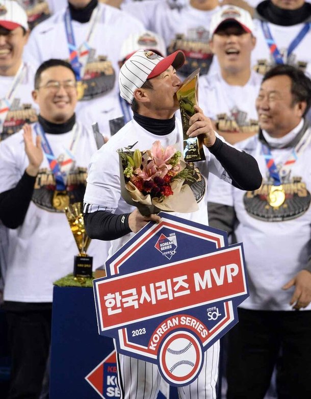[SW포토]LG 오지환,'2023 한국시리즈 MVP 수상' : 네이트 스포츠