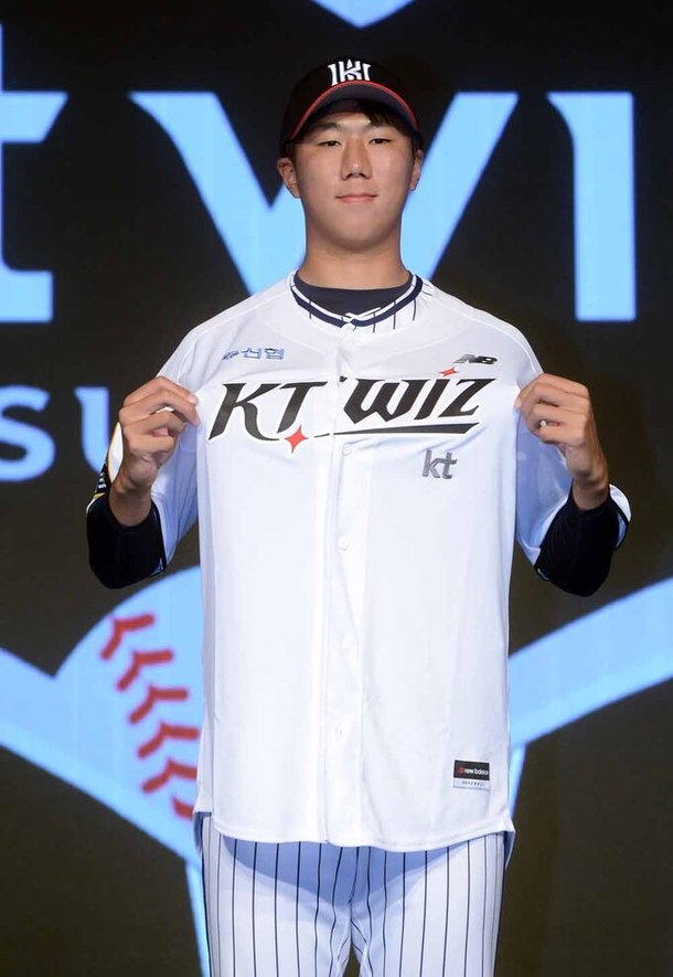 [SW포토]서울고 김동현은 KT에 지명 : 네이트 스포츠