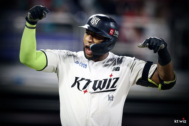 건재함 떨친 '돌아온 MVP' 잔류…KT, 로하스와 180만달러 재계약 : 네이트 스포츠