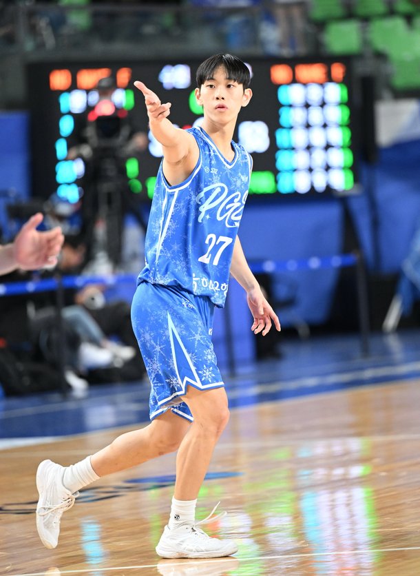 [반환점 돈 프로농구③] 토종 신인의 뜨거운 손끝…KBL '보는 맛' 난다 : 네이트 스포츠