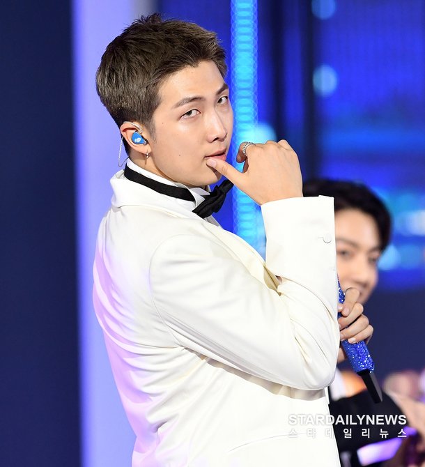 [S포토] 방탄소년단(BTS) RM, '섹시킹 김남준' (2021 TMA) : 네이트 연예