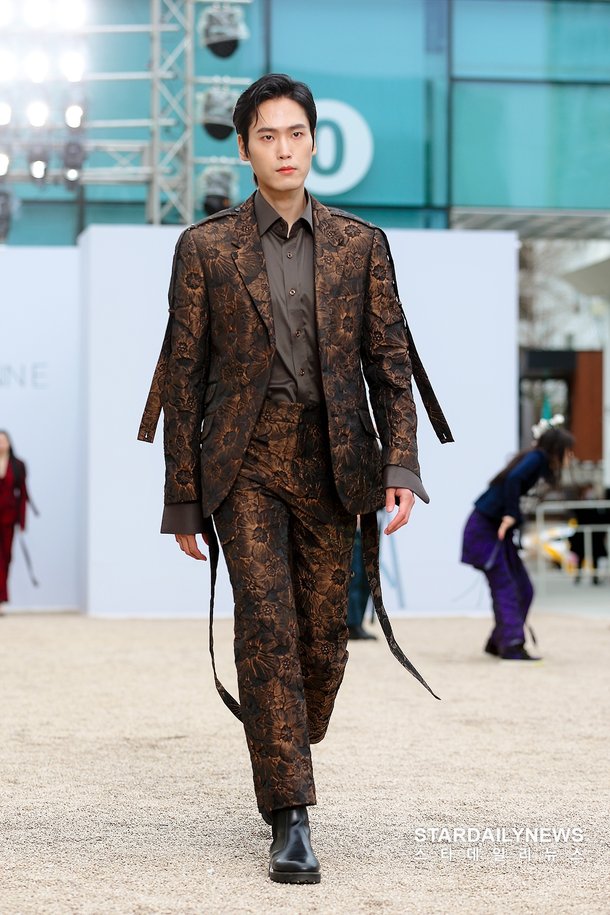 [S포토] 런웨이와 흥겨운 댄스가 어우러진 디자이너 이서정의 시지엔 이(C-ZANN E) 컬렉션 'LOOK 23' (서울패션위크) : 네이트 연예