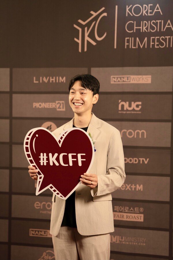 [포토] 제 7회 한국기독교영화제(KCFF)에 참석한 '비글부부' 황태환 대표 | 네이트 연예