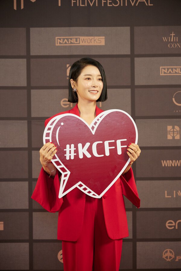 [포토] 제 7회 한국기독교영화제(KCFF)에서 피켓을 들고 포즈 취하는 배우 지안 : 네이트 연예