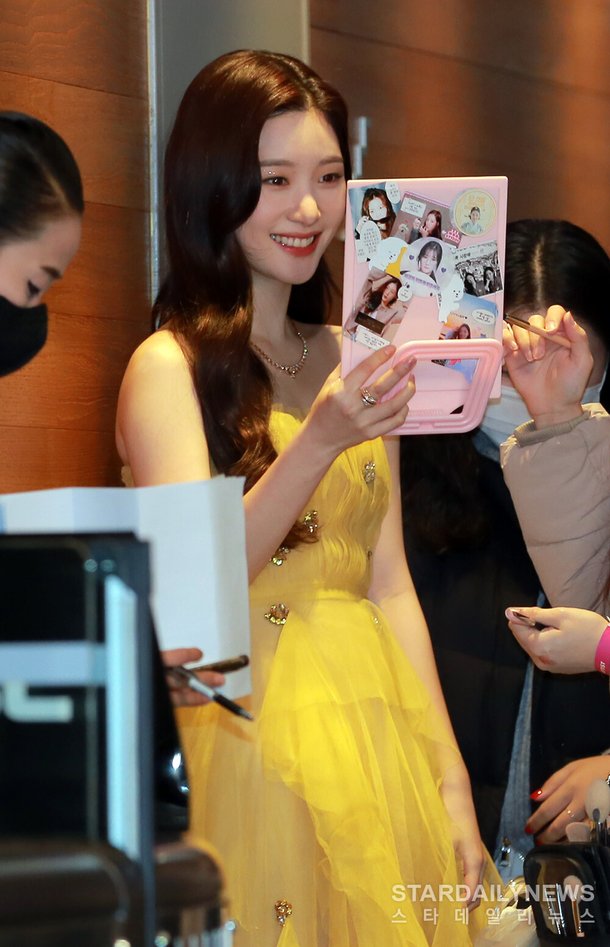 [S포토] 정채연, '핵미모 체크 중' (2022 MBC 연기대상) : 네이트 연예