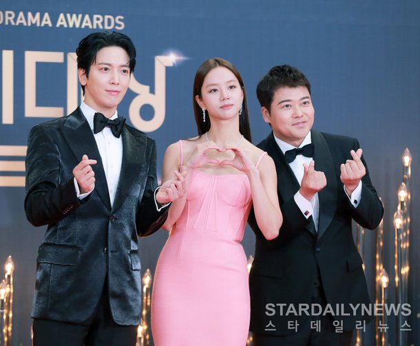 [S포토] 정용화-이혜리-전현무, '원근법 무시' (2022 KBS 연기대상) | 아이돌24시 : 네이트 연예