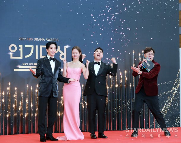 [S포토] 정용화-이혜리-전현무-MC배, '축제로구나~' (2022 KBS 연기대상) | 아이돌24시 : 네이트 연예