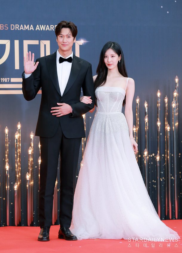 [S포토] 나인우-서현, '정말 너무 예쁜 커플' (2022 KBS 연기대상) | 아이돌24시 : 네이트 연예