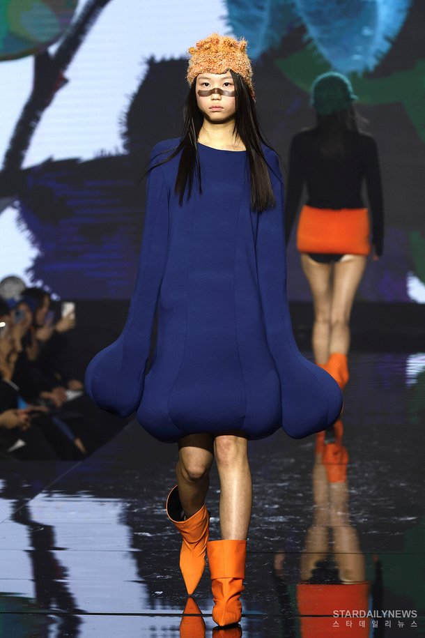 [S포토] 도전적이고 독보적인 디자인세계를 구축한 선우(SUN WOO) 컬렉션 'LOOK 7~' (캣워크 페스타) : 네이트 연예