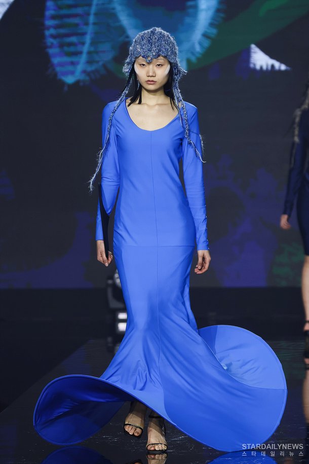[S포토] 도전적이고 독보적인 디자인세계를 구축한 선우(SUN WOO) 컬렉션 'LOOK 15~' (캣워크 페스타) : 네이트 연예