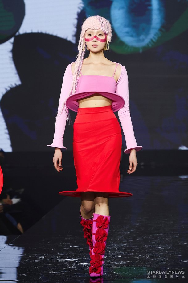 [S포토] 도전적이고 독보적인 디자인세계를 구축한 선우(SUN WOO) 컬렉션 'LOOK 26~' (캣워크 페스타) : 네이트 뉴스