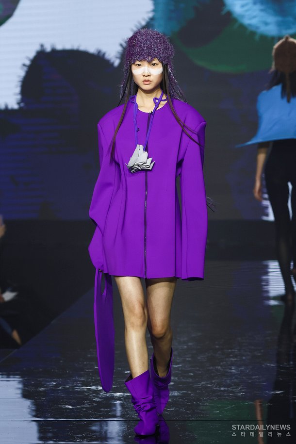[S포토] 도전적이고 독보적인 디자인세계를 구축한 선우(SUN WOO) 컬렉션 'LOOK 31~' (캣워크 페스타) : 네이트 연예